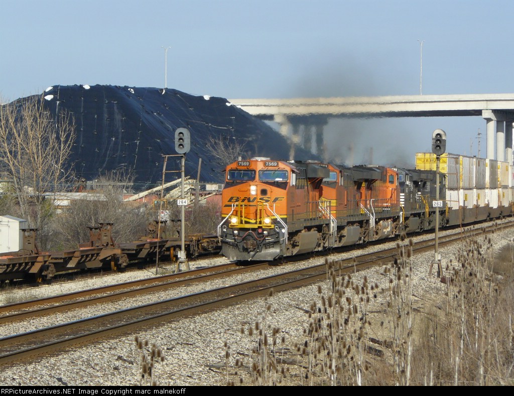 BNSF 7569